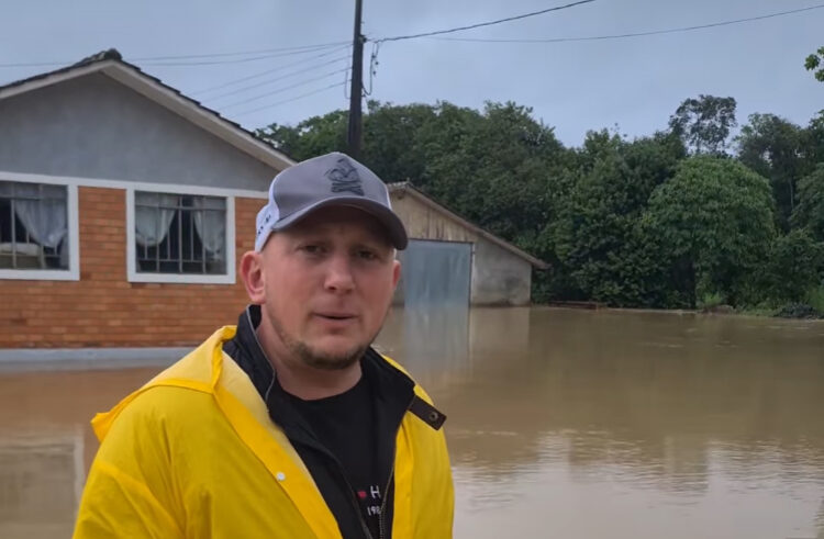 Chuvas intensas causam alagamentos em Rio Azul no Feriado Nacional ... Chuvas intensas causam alagamentos em Rio Azul no Feriado Nacional ...